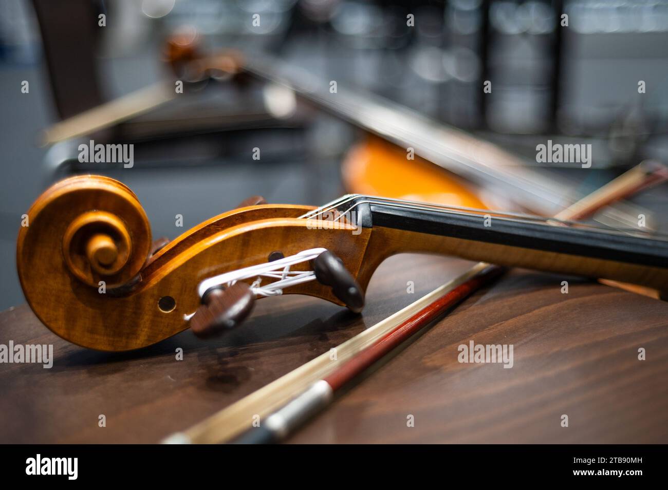 Cello head hi-res stock photography and images - Alamy