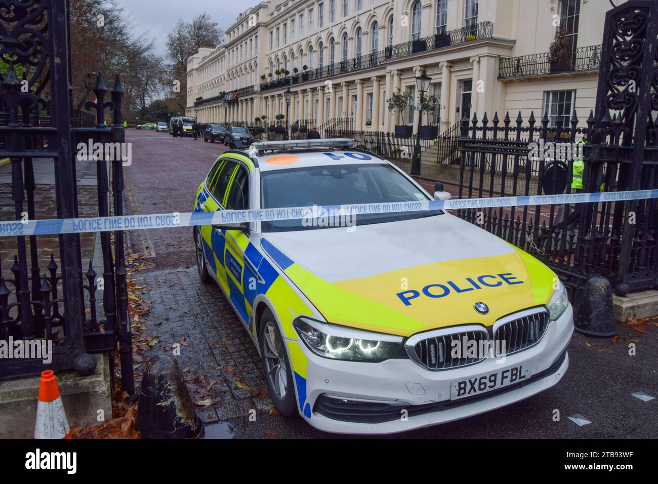 London, England, UK. 5th Dec, 2023. Police place a cordon as pro ...