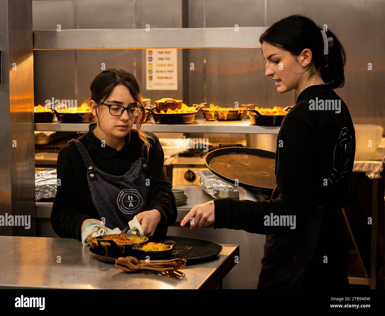 Behind the scenes in a restaurant kitchen Stock Photo - Alamy
