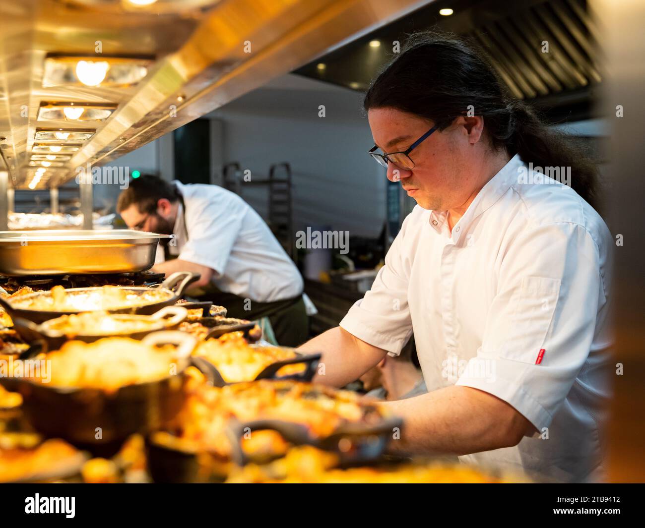 Behind the scenes in a restaurant kitchen Stock Photo - Alamy