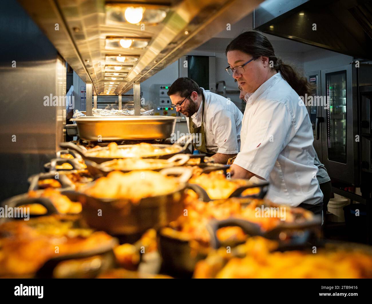 Behind the scenes in a restaurant kitchen Stock Photo - Alamy