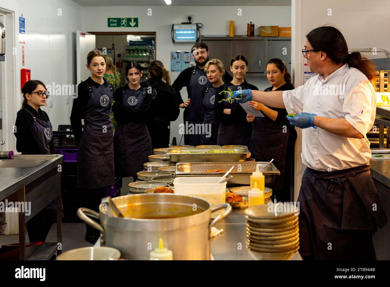 Behind the scenes in a restaurant kitchen Stock Photo - Alamy
