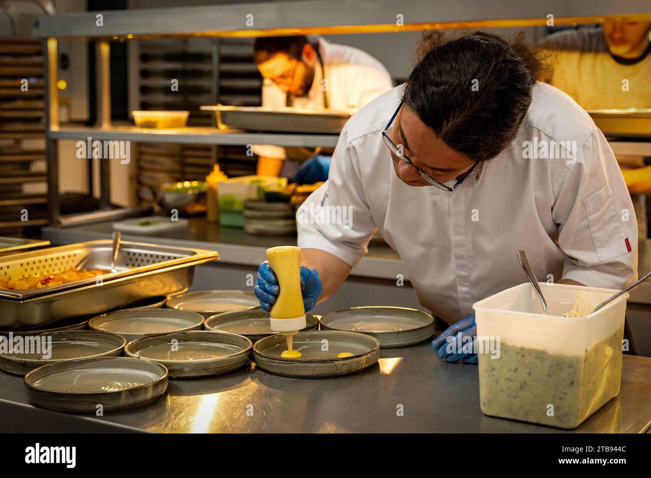 Behind the scenes in a restaurant kitchen Stock Photo - Alamy
