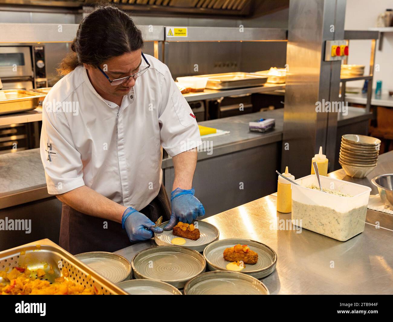 Behind the scenes in a restaurant kitchen Stock Photo - Alamy