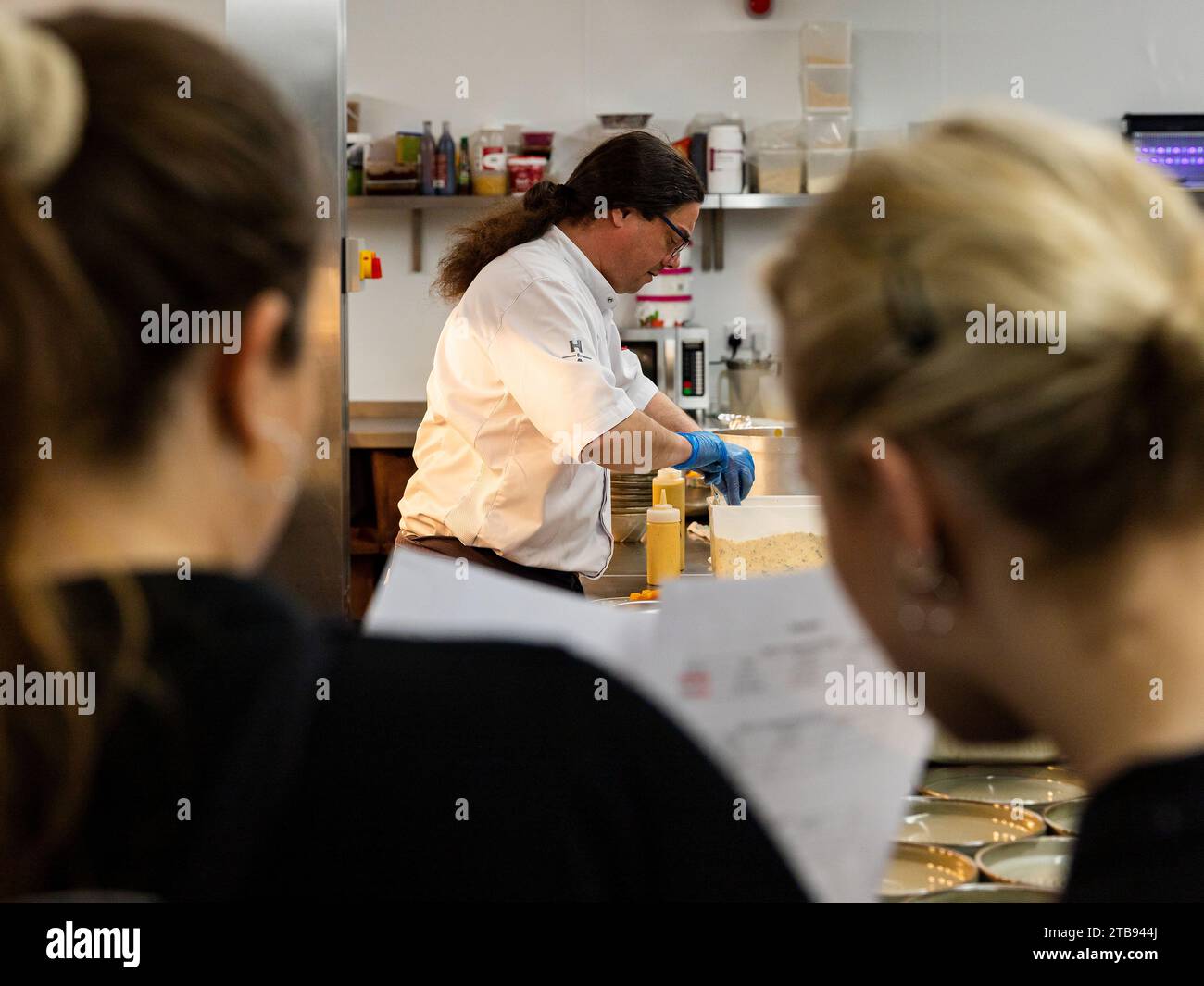 Behind the scenes in a restaurant kitchen Stock Photo - Alamy