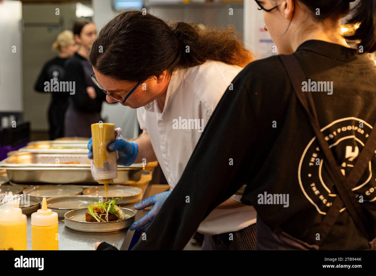 Behind the scenes in a restaurant kitchen Stock Photo - Alamy