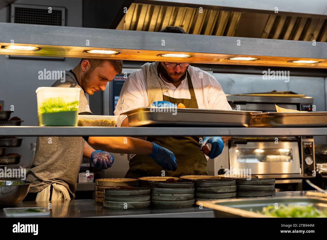 Behind the scenes in a restaurant kitchen Stock Photo - Alamy