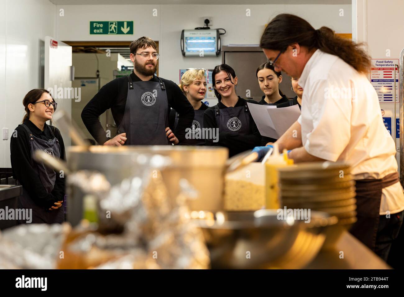 Behind the scenes in a restaurant kitchen Stock Photo - Alamy