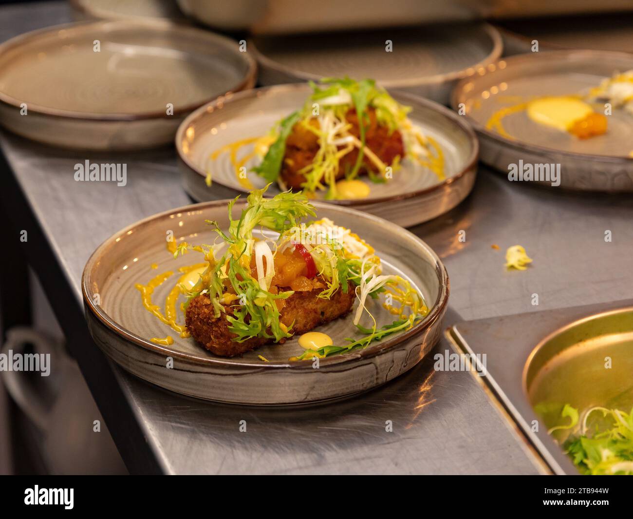 Behind the scenes in a restaurant kitchen Stock Photo - Alamy