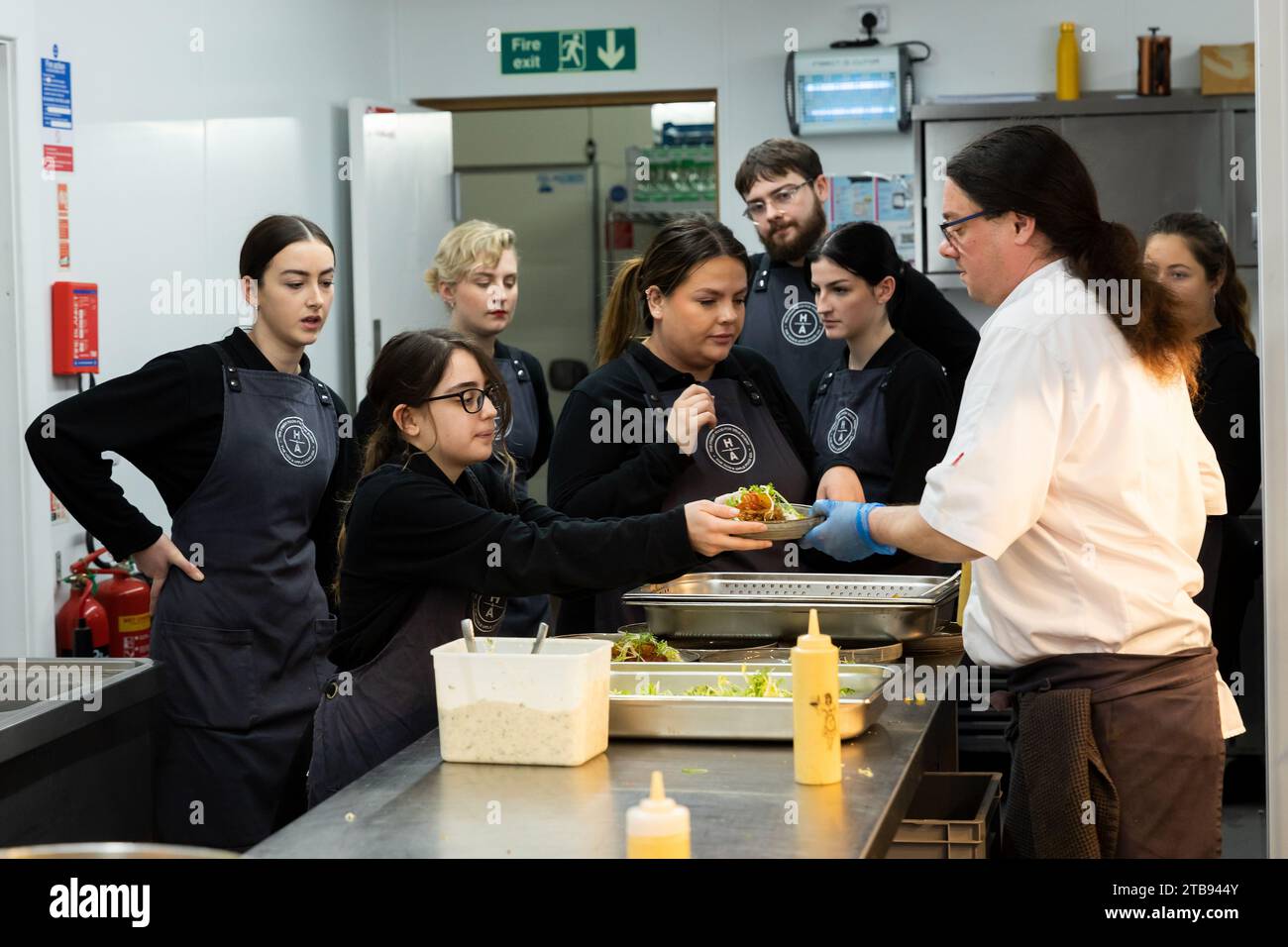 Behind the scenes in a restaurant kitchen Stock Photo - Alamy