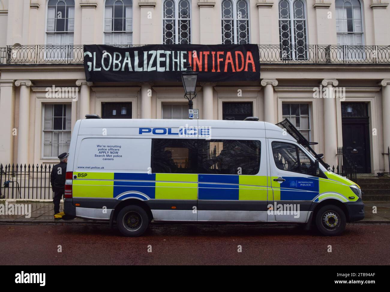 London, UK. 5th December 2023. Police arrive as pro-Palestine squatters ...