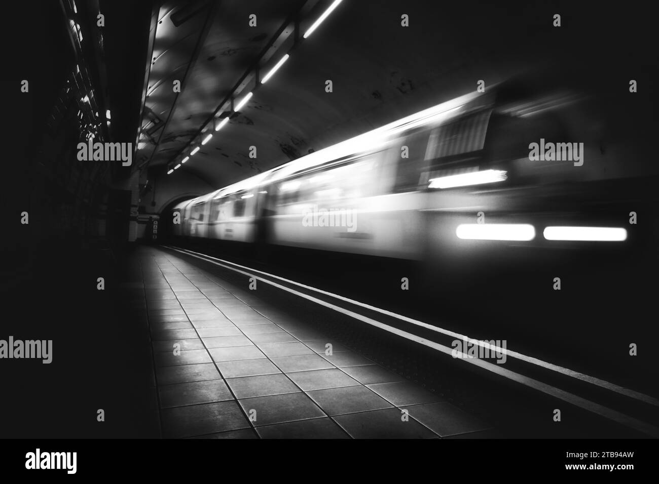 Train station platform uk Black and White Stock Photos & Images - Alamy