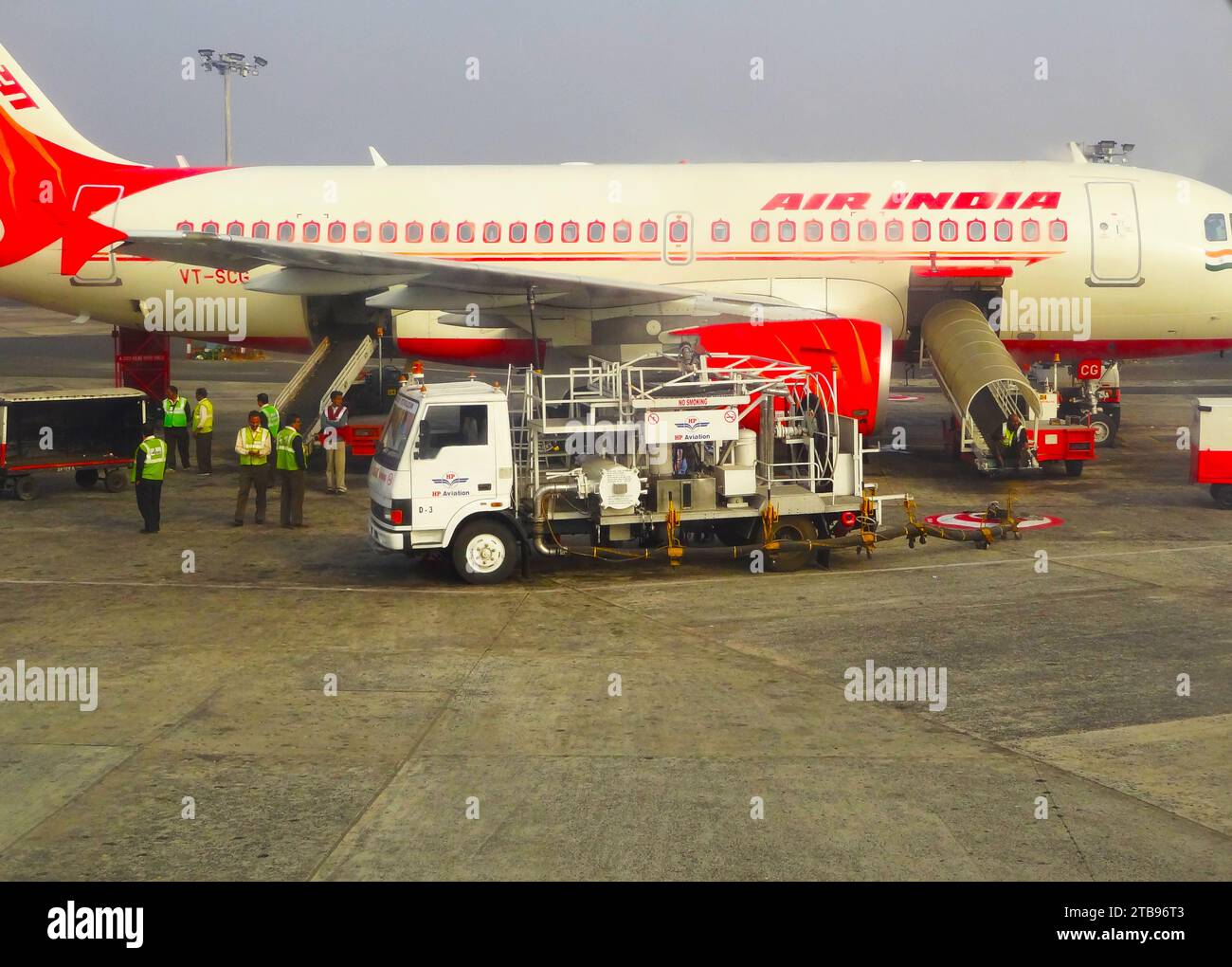 Overhead locker airplane hi-res stock photography and images - Alamy