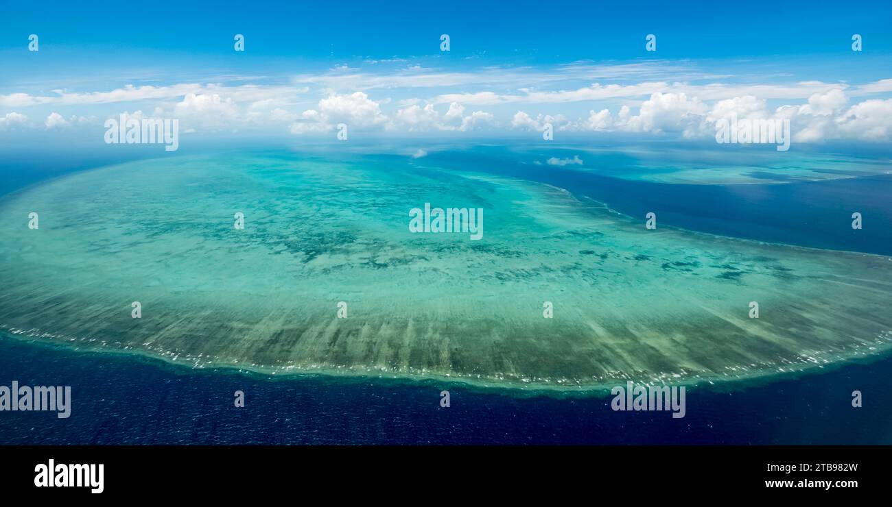 Aerial view of the Great Barrier Reef, the world's largest coral reef ...