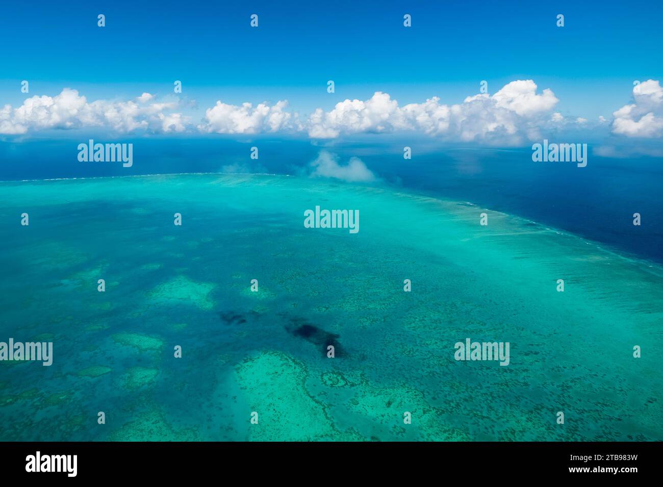 Aerial view of the Great Barrier Reef, the world's largest coral reef ...