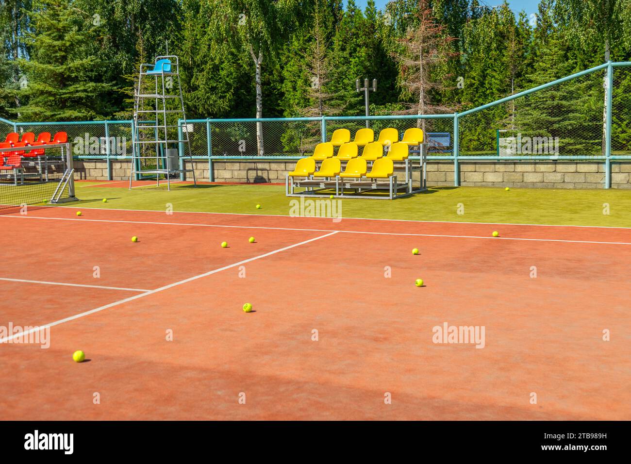 Tennis balls scattered hi-res stock photography and images - Alamy