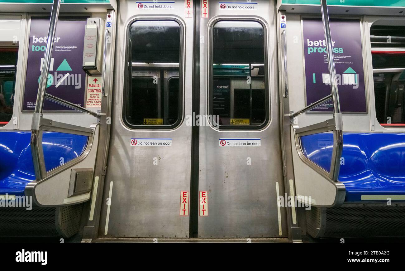 Metro doors hi-res stock photography and images - Alamy