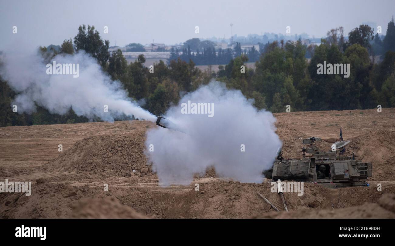Southern Israel, Israel. 05th Dec, 2023. Israeli soldiers fire a 155mm ...