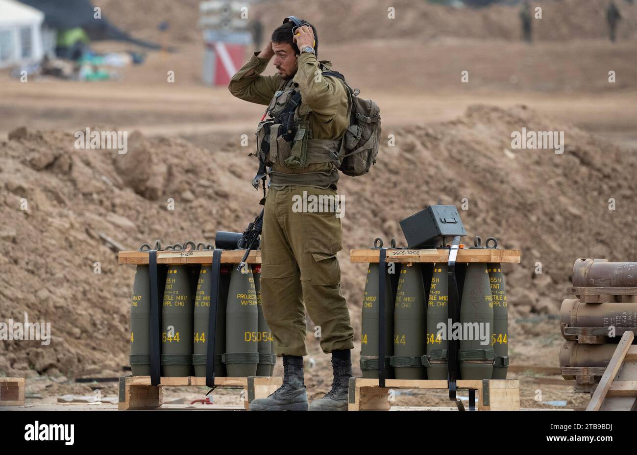 Southern Israel, Israel. 05th Dec, 2023. An Israeli soldier puts on ...
