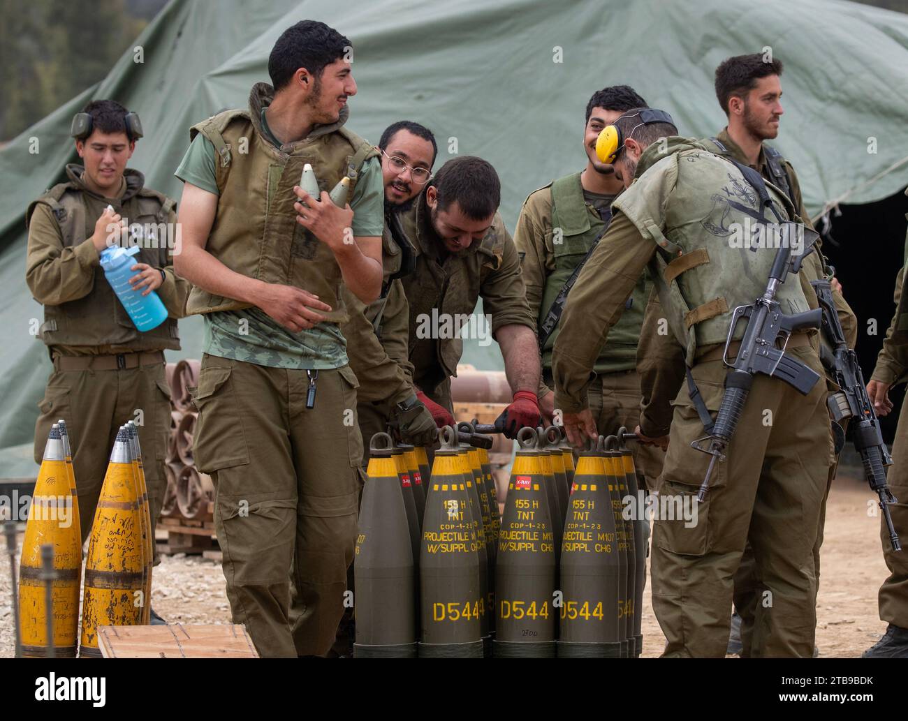 Southern Israel, Israel. 05th Dec, 2023. Israeli soldiers prepare a new ...