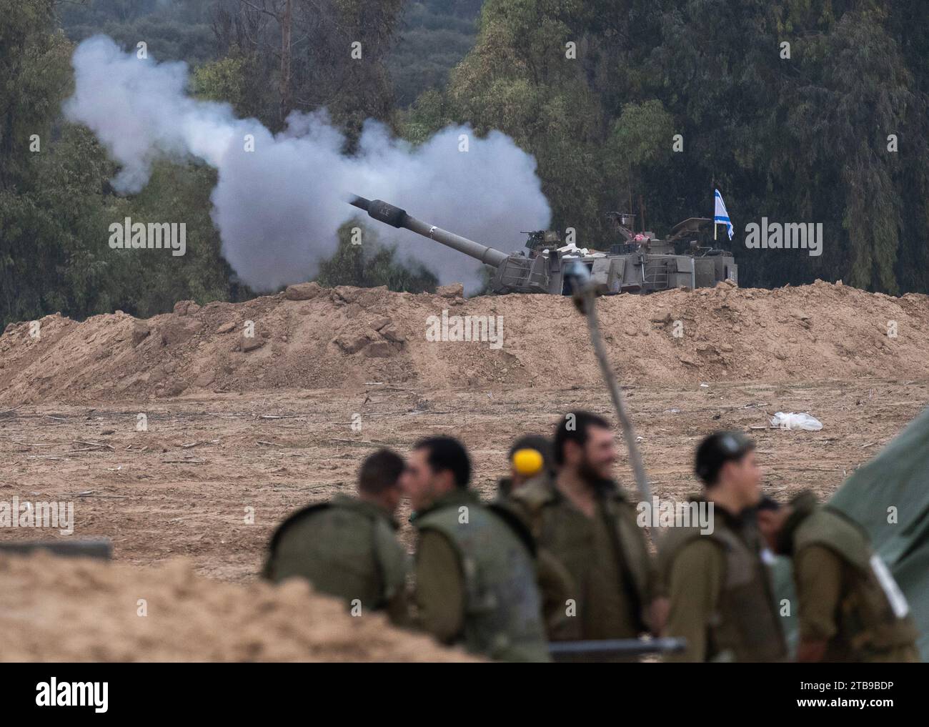 Israel gaza hamas war howitzer 155 hi-res stock photography and images ...