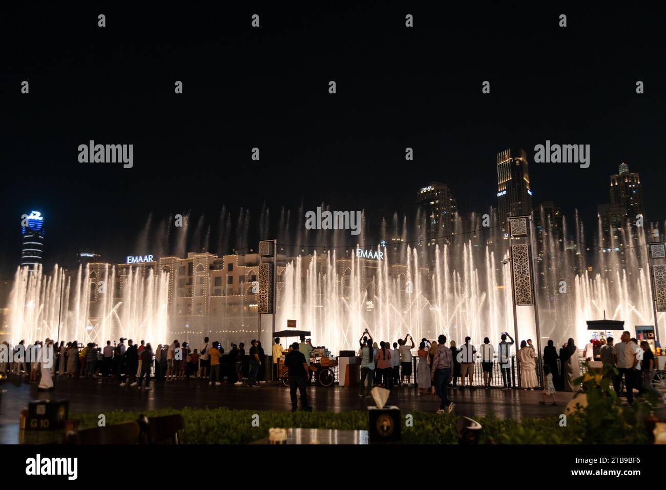 Crowd tourists dubai united arab hi-res stock photography and images ...