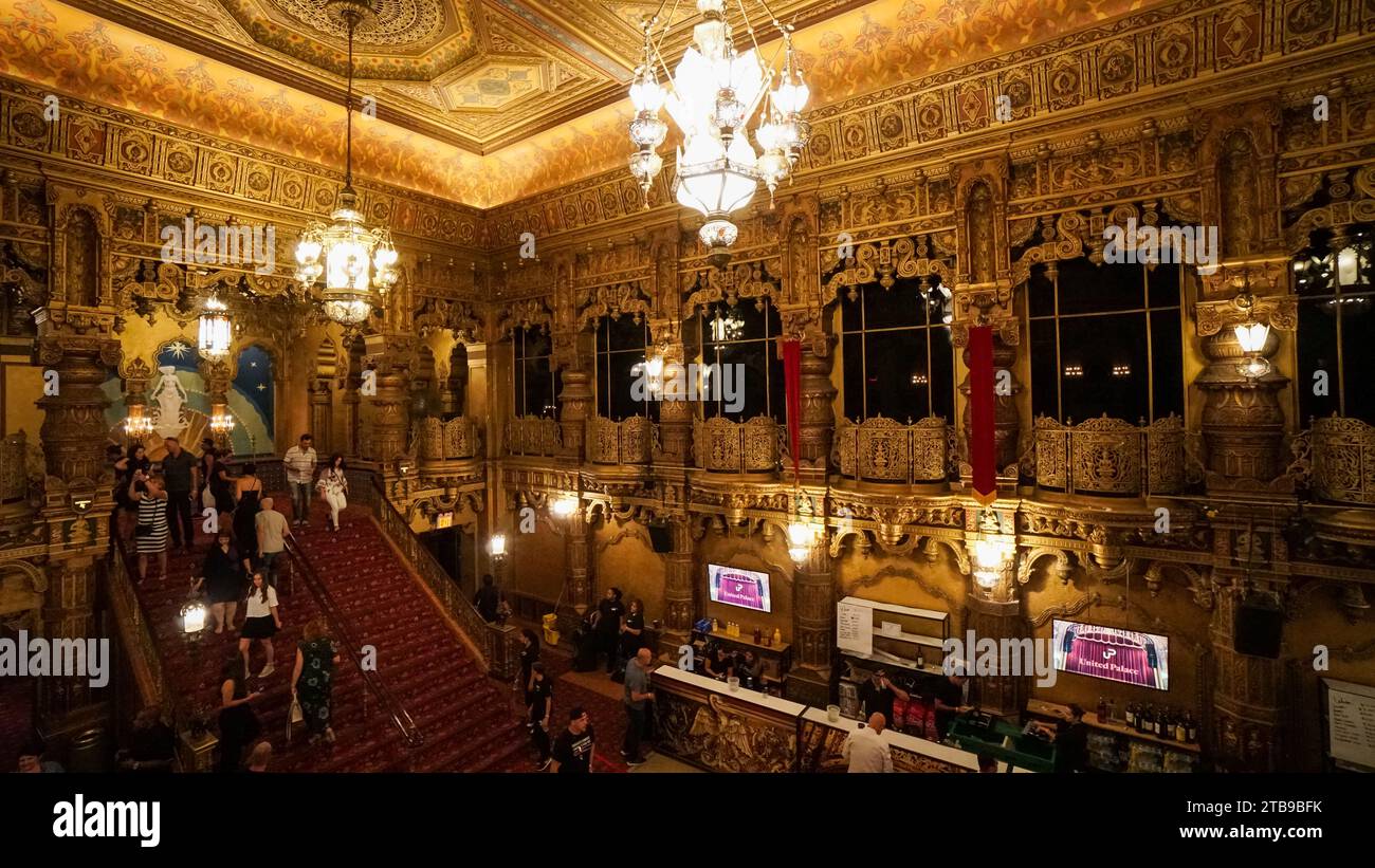 Palace theater building, new york hi-res stock photography and images ...