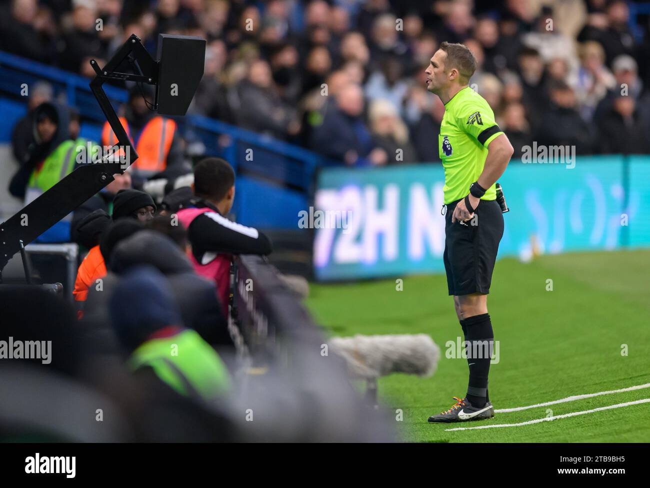 Premier league referee var screen hi-res stock photography and images ...