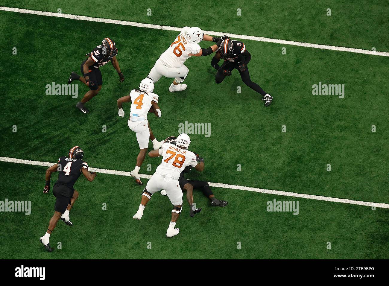 Texas running back C.J. Baxter (4) follows the blocking of offensive ...
