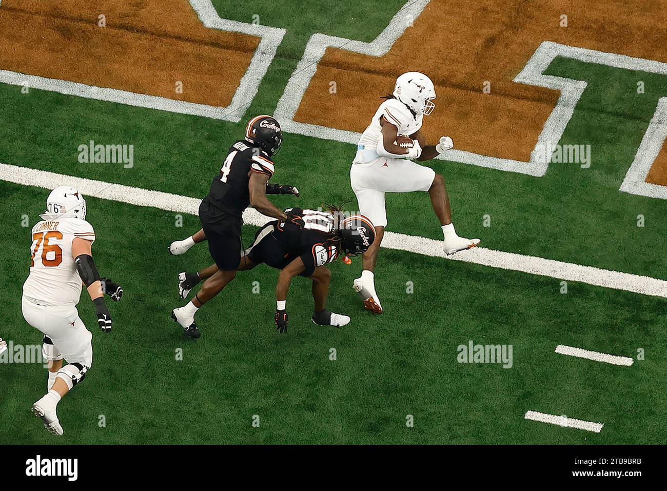 Texas running back C.J. Baxter (4) runs 10 yards for a touchdown as ...