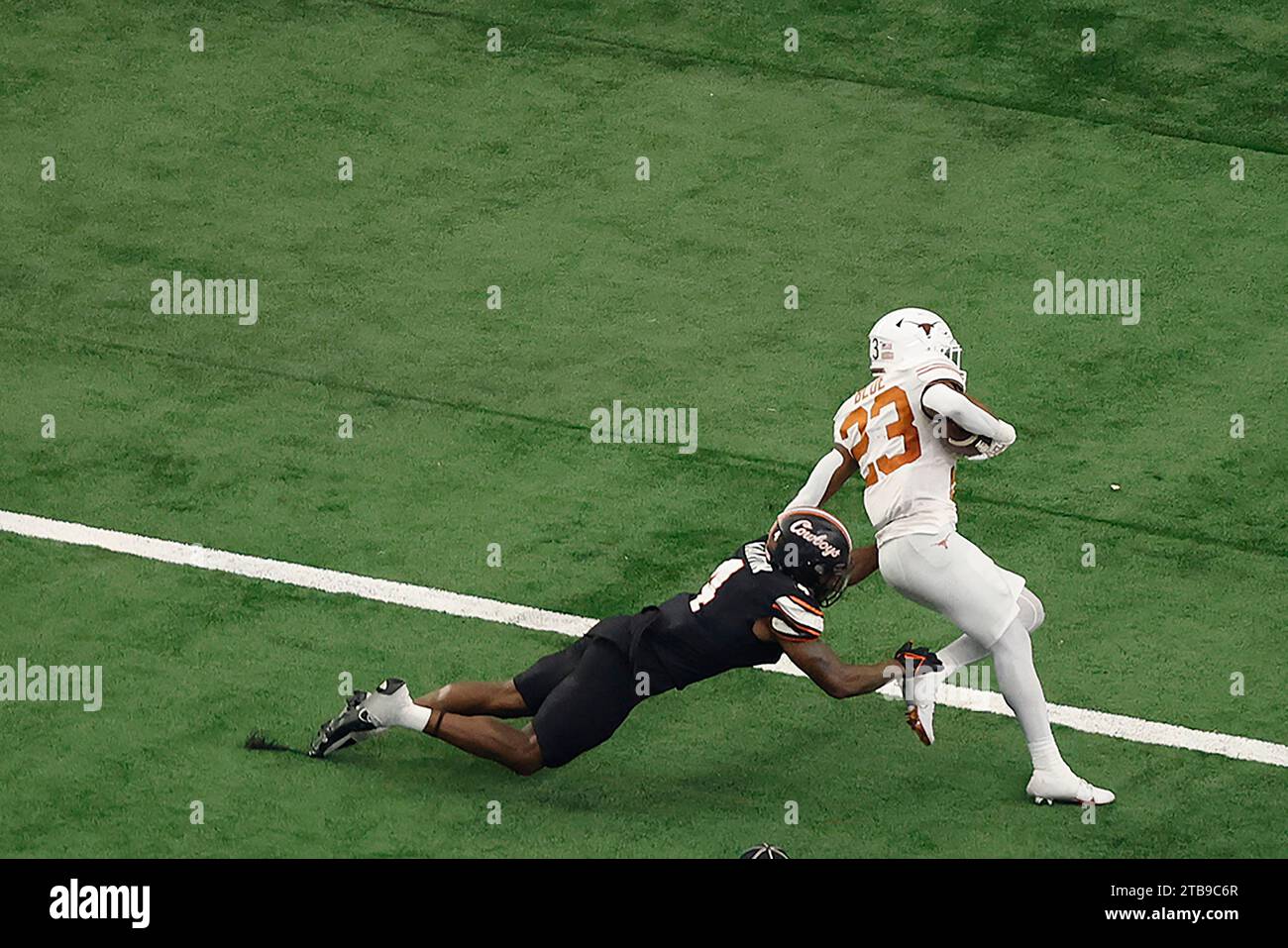Texas running back Jaydon Blue (23) catches an eight yard pass and ...