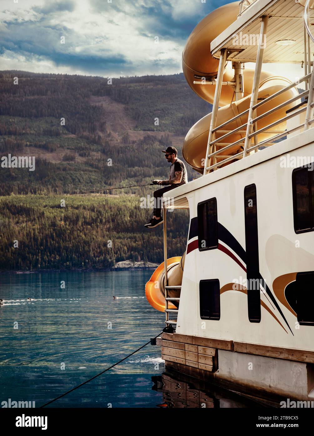 Houseboat on lake hi-res stock photography and images - Alamy