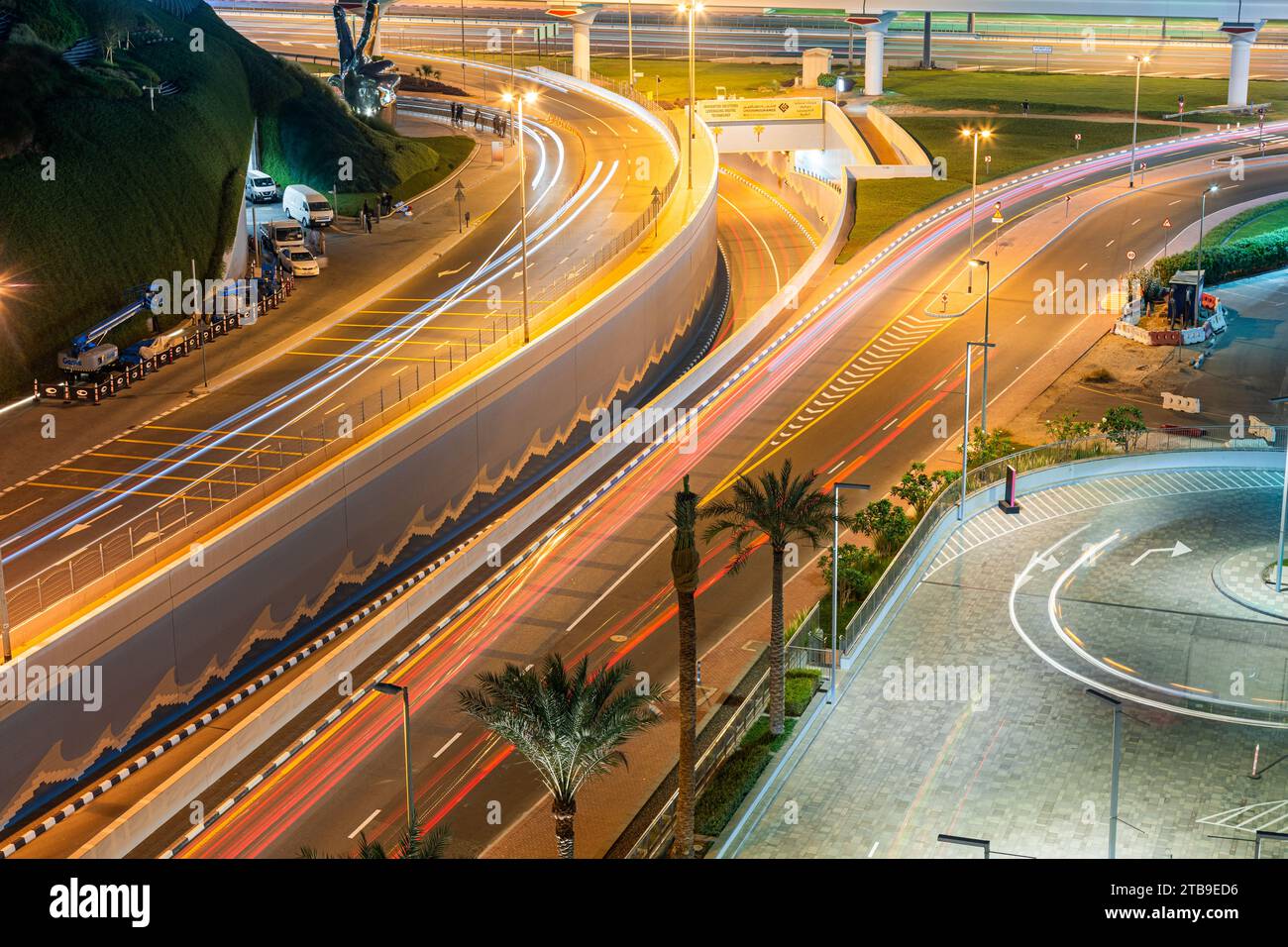 Dubai street building traffic lights at night hi-res stock photography ...