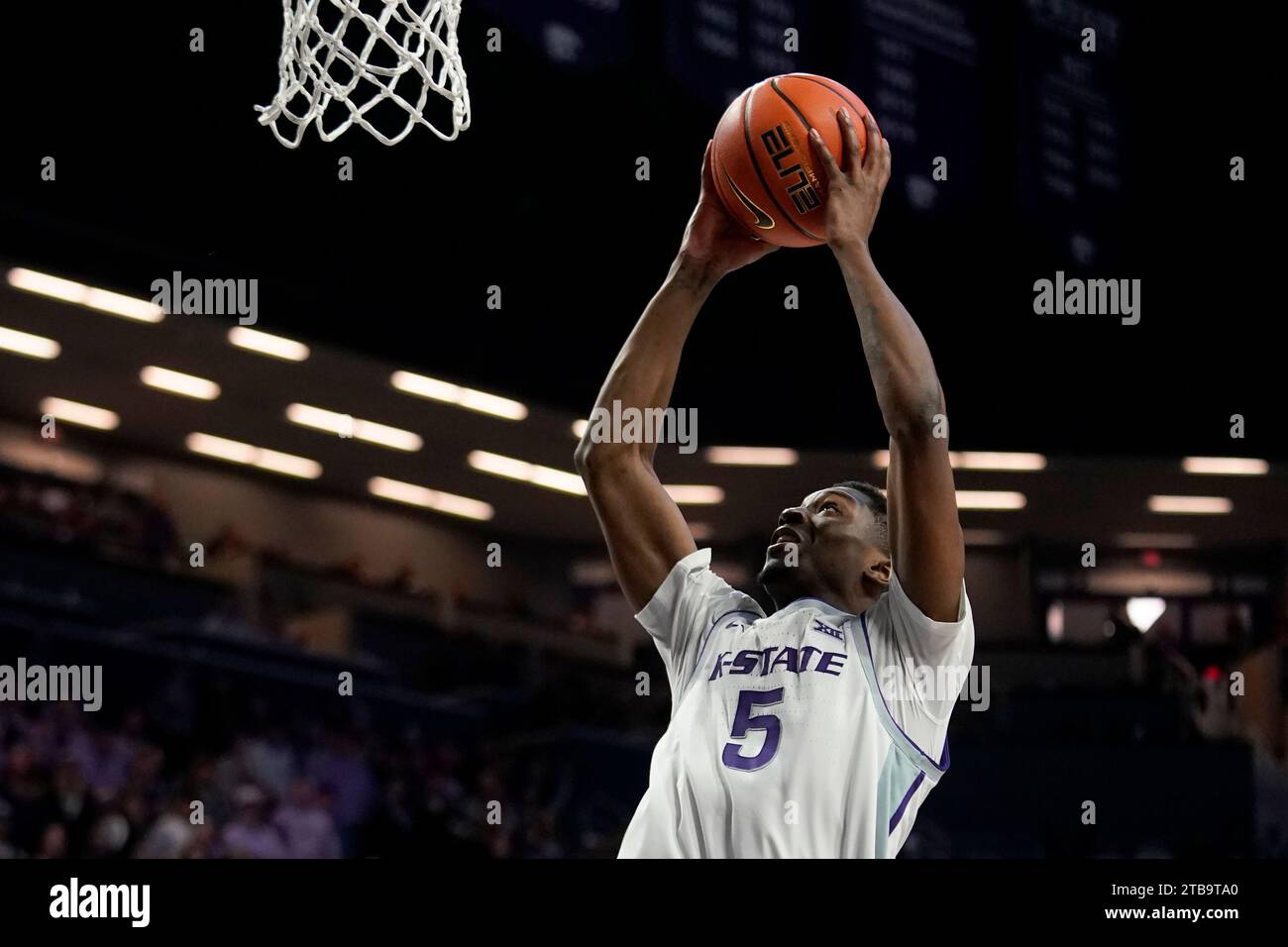 Kansas State guard Cam Carter dunks the ball during overtime of an NCAA ...