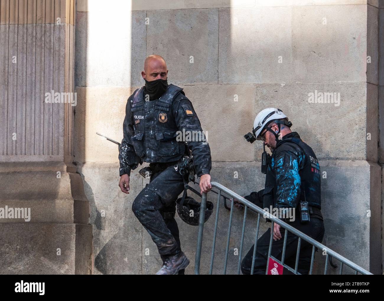 Two Mossos d'Esquadra speak after evicting the building. More than 300 ...