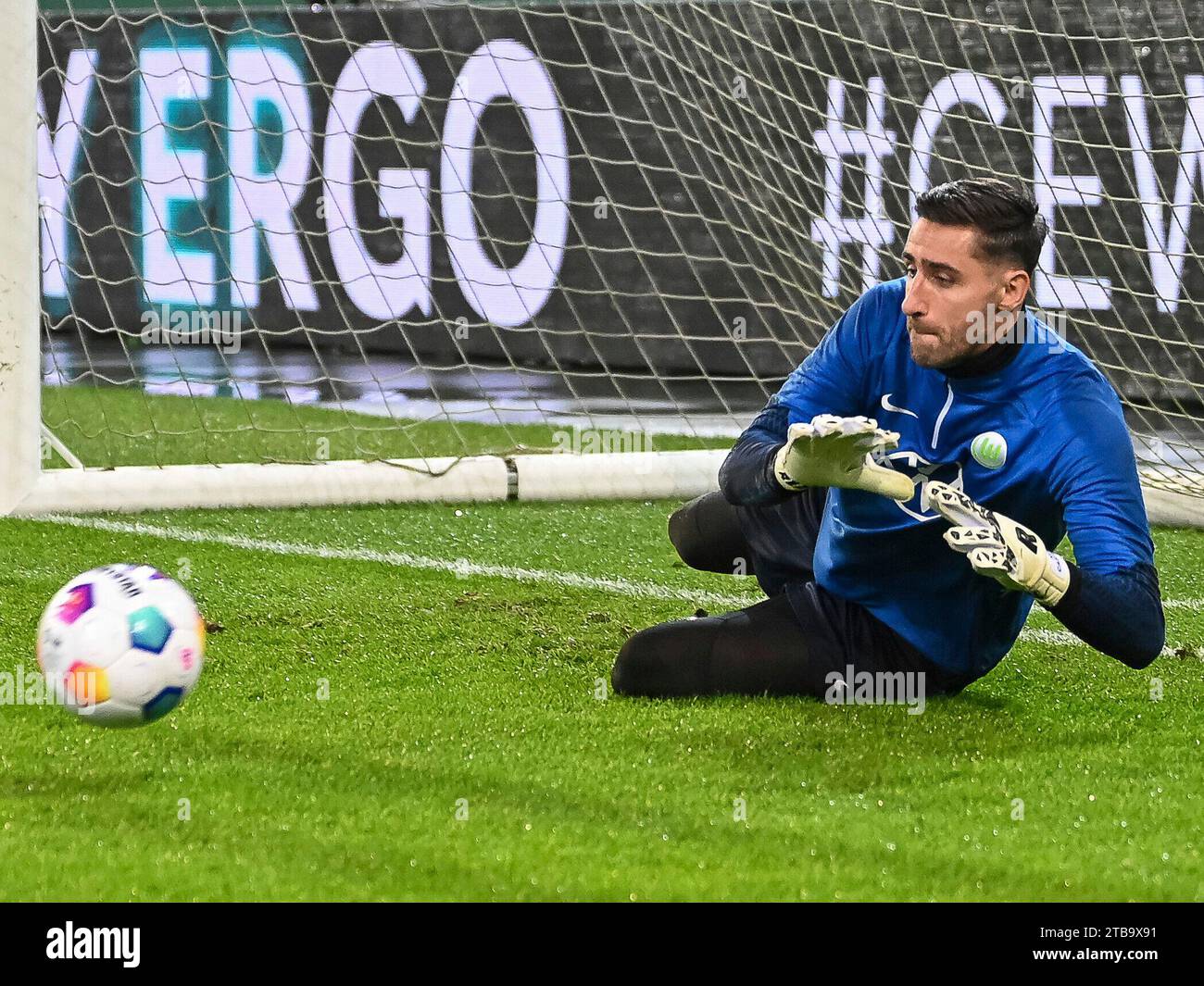 Koen Casteels (VFL Wolfsburg, #01) hat den Ball beim Aufwaremen voll im ...