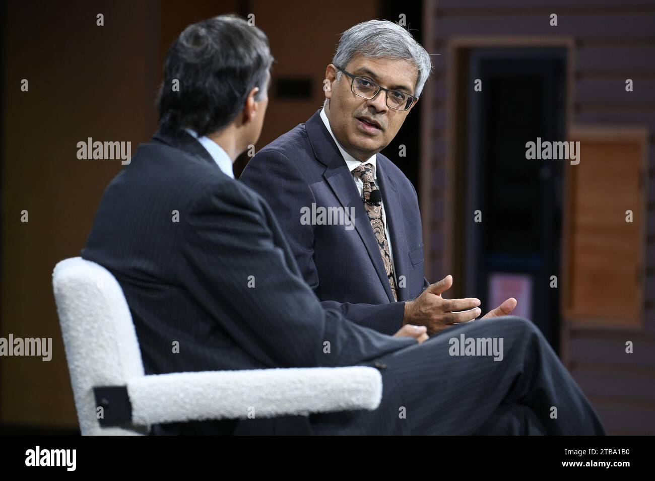 New York, USA. 05th Dec, 2023. Jay Bhattacharya (r), M.D., Ph.D ...