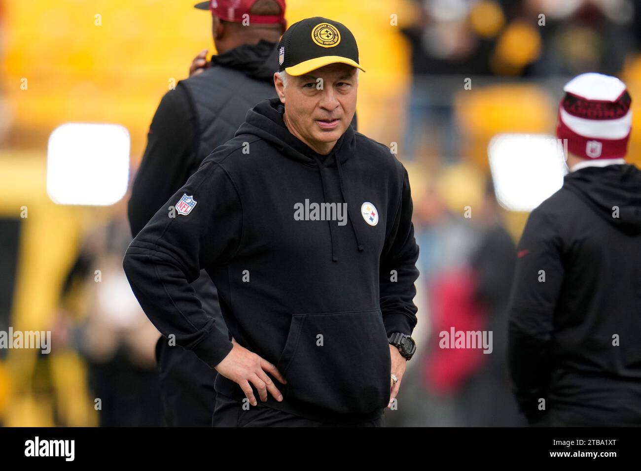 Pittsburgh Steelers offensive coordinator Mike Sullivan watches warm ...
