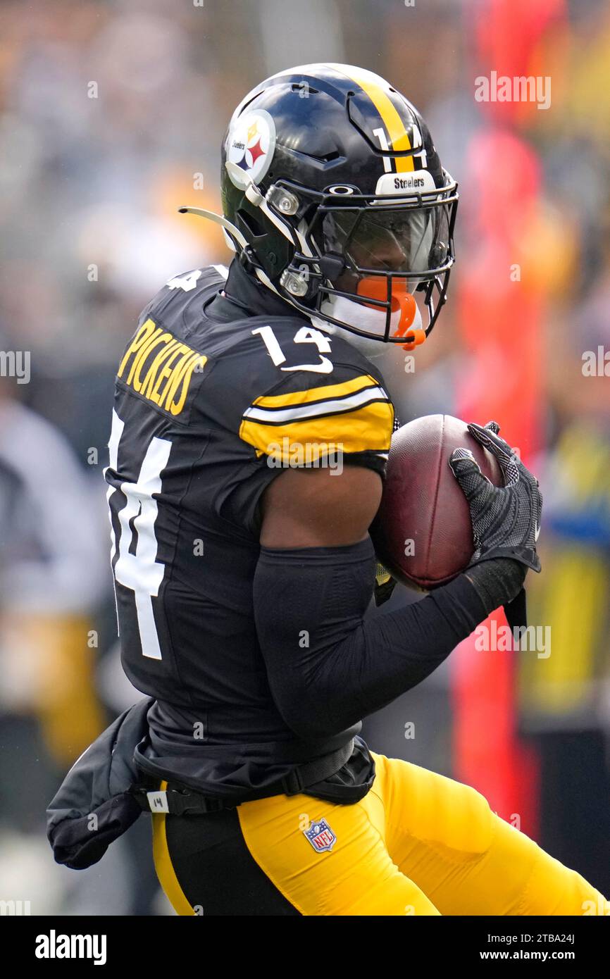Pittsburgh Steelers wide receiver George Pickens (14) makes a catch during the first half of an ...
