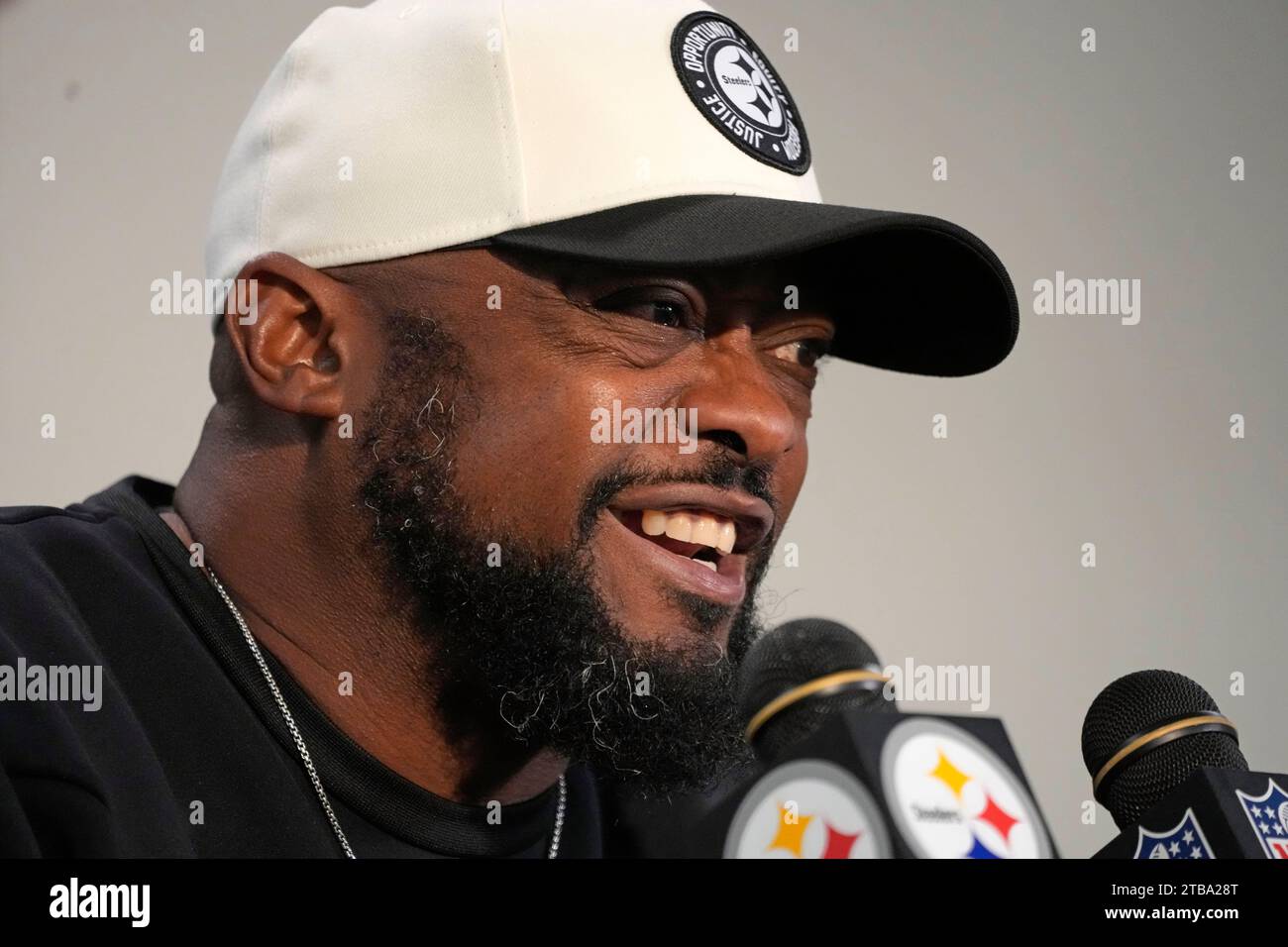 Pittsburgh Steelers head coach Mike Tomlin meets with reporters ...