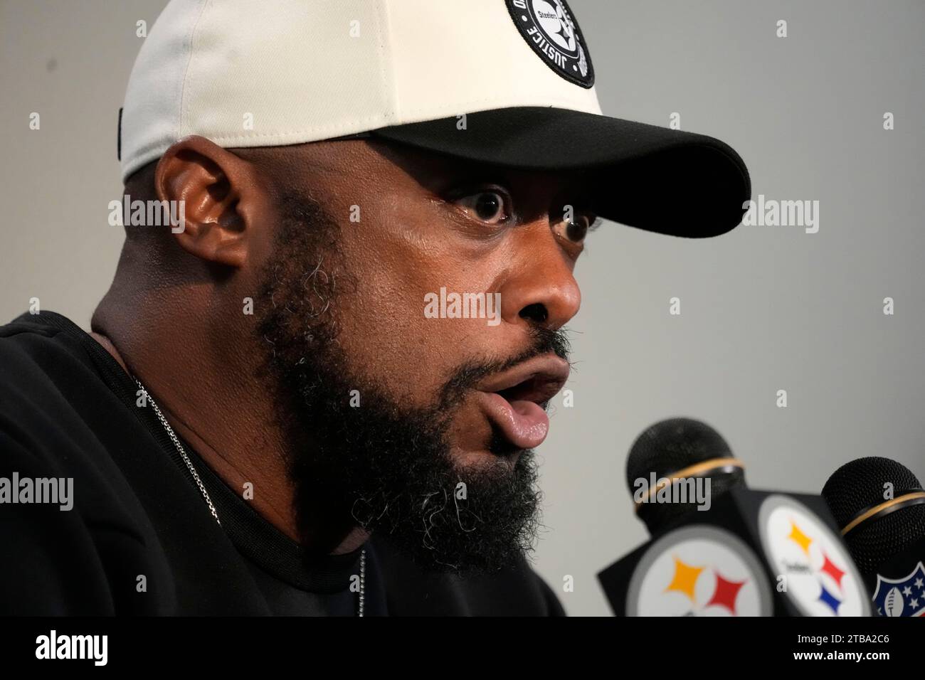 Pittsburgh Steelers head coach Mike Tomlin meets with reporters ...