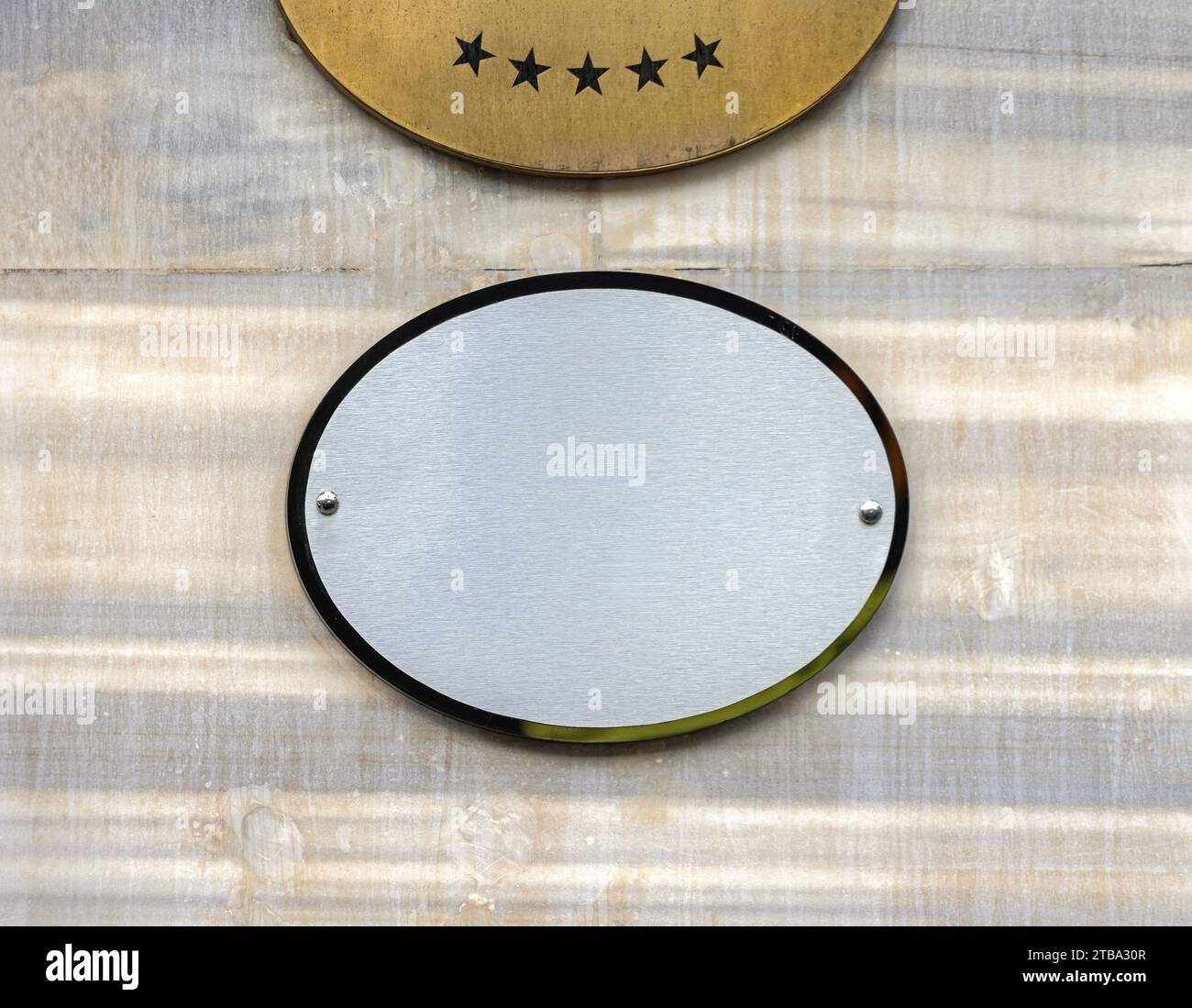 Silver plaque sign hi-res stock photography and images - Alamy