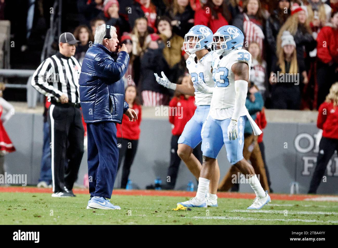North Carolina linebacker Cedric Gray (33) and defensive back Kaleb ...