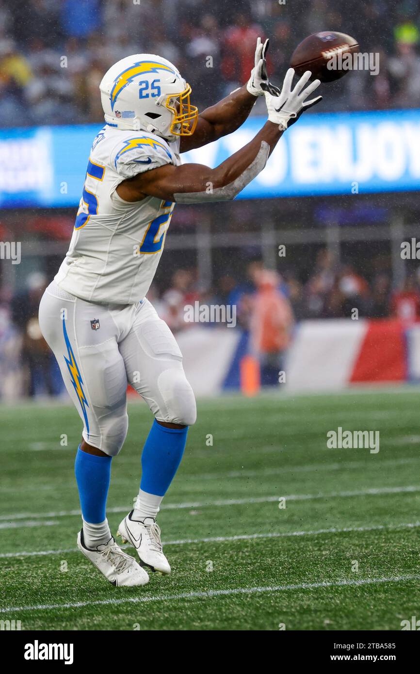 Los Angeles Chargers running back Joshua Kelley (25) attempts a ...
