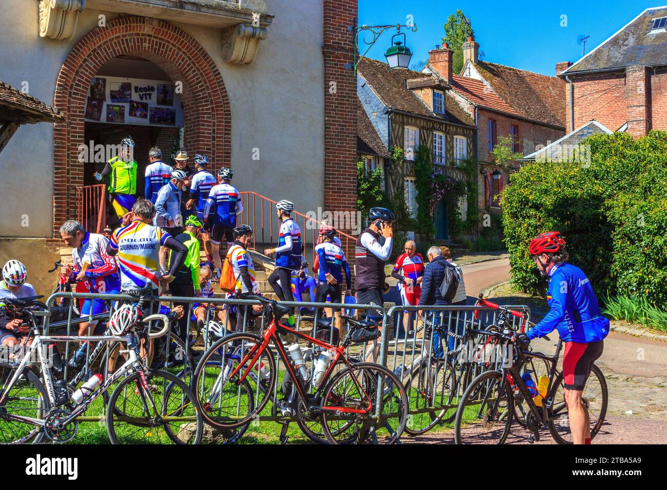 Cycling teams hi-res stock photography and images - Alamy