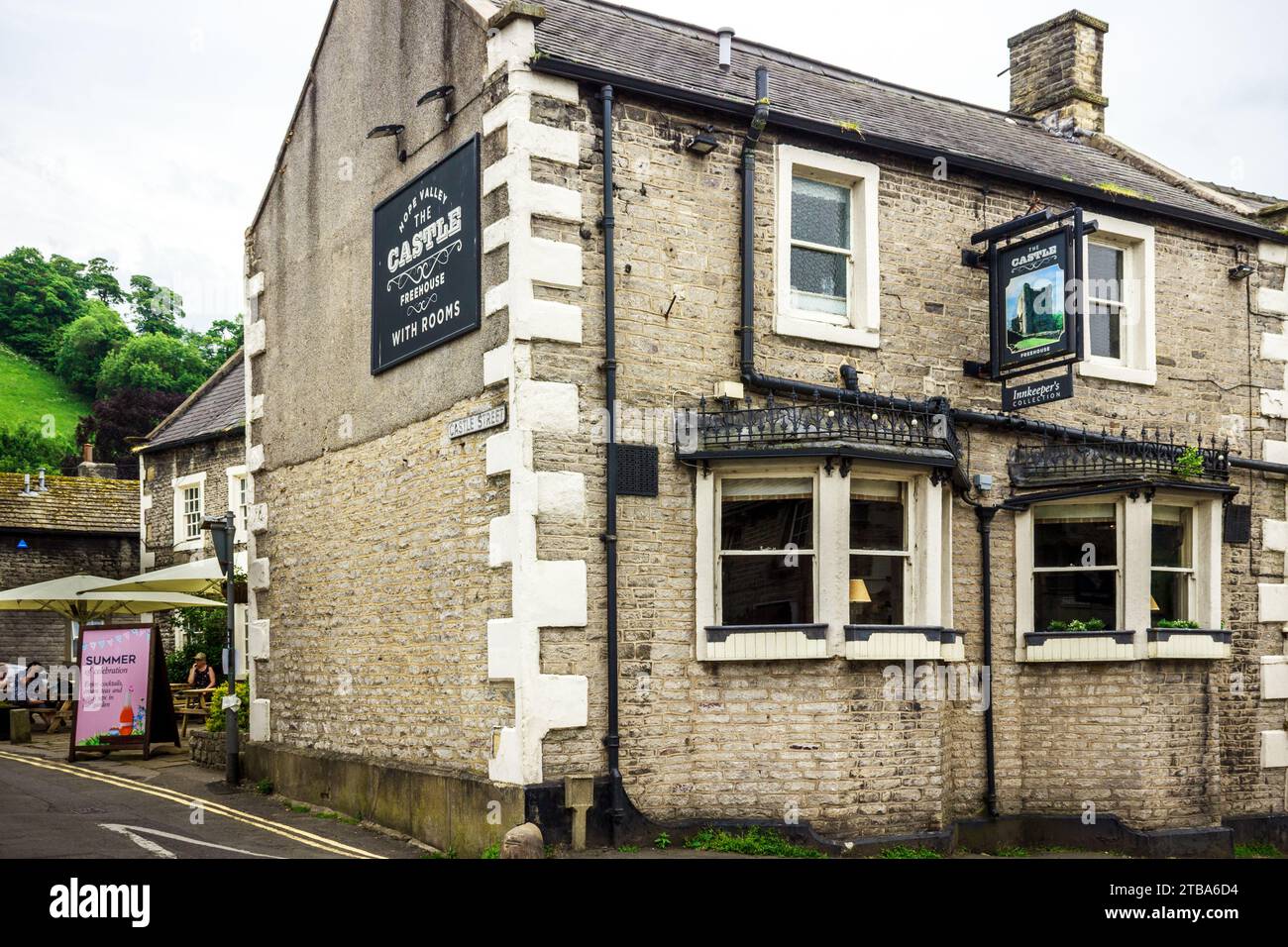 Typical english coaching inn hi-res stock photography and images - Alamy