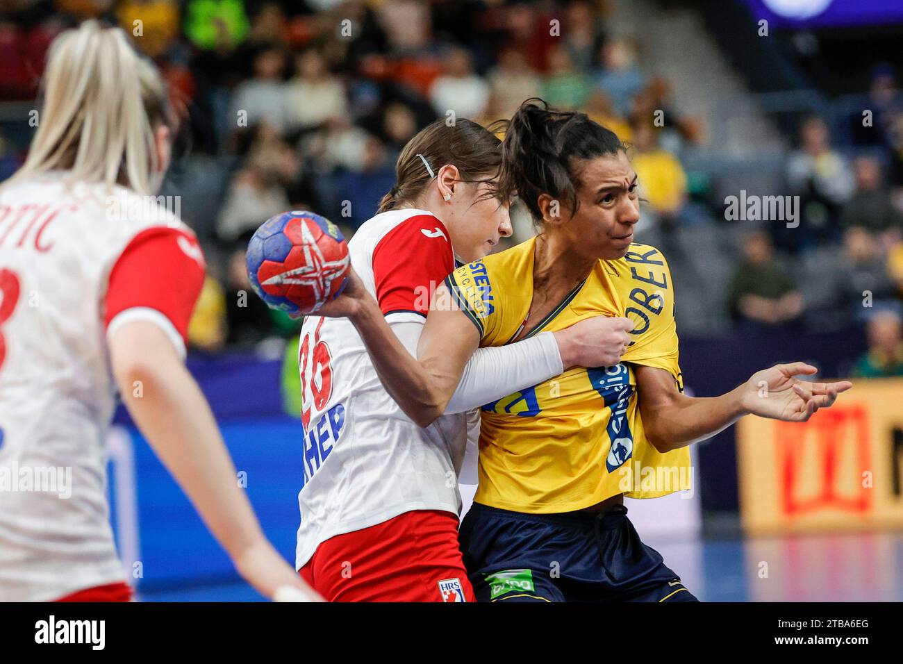 Gothenburg, Sweden. 05th Dec, 2023. Sweden's Jamina Roberts (R) and ...
