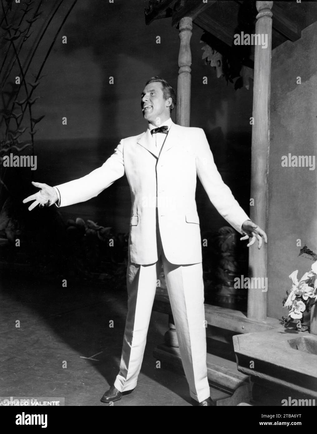 RAY MIDDLETON (replacing Ezio Pinza) in SOUTH PACIFIC 1950 -1951 cast ...