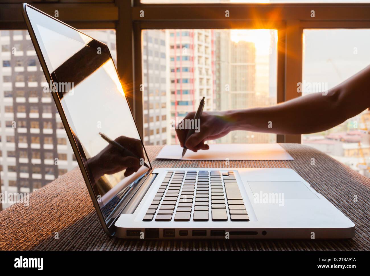 Indoor office setting hi-res stock photography and images - Alamy