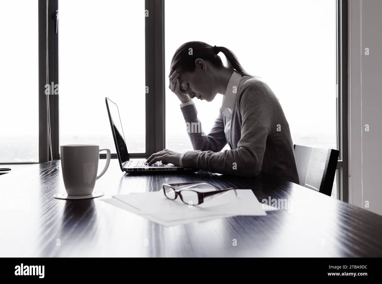 Depressed female office worker hi-res stock photography and images - Alamy